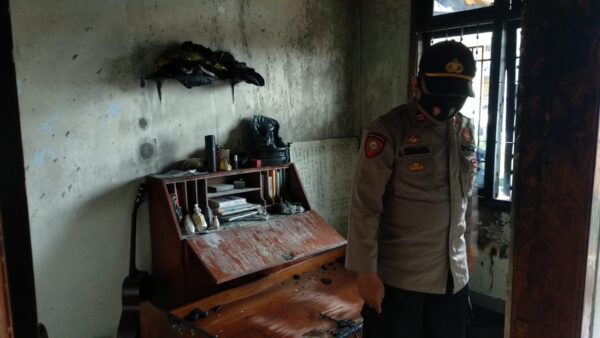 Casan HP Konslet, Kamar Rumah di Perum BRP Hampir Hangus | KAPOL.ID