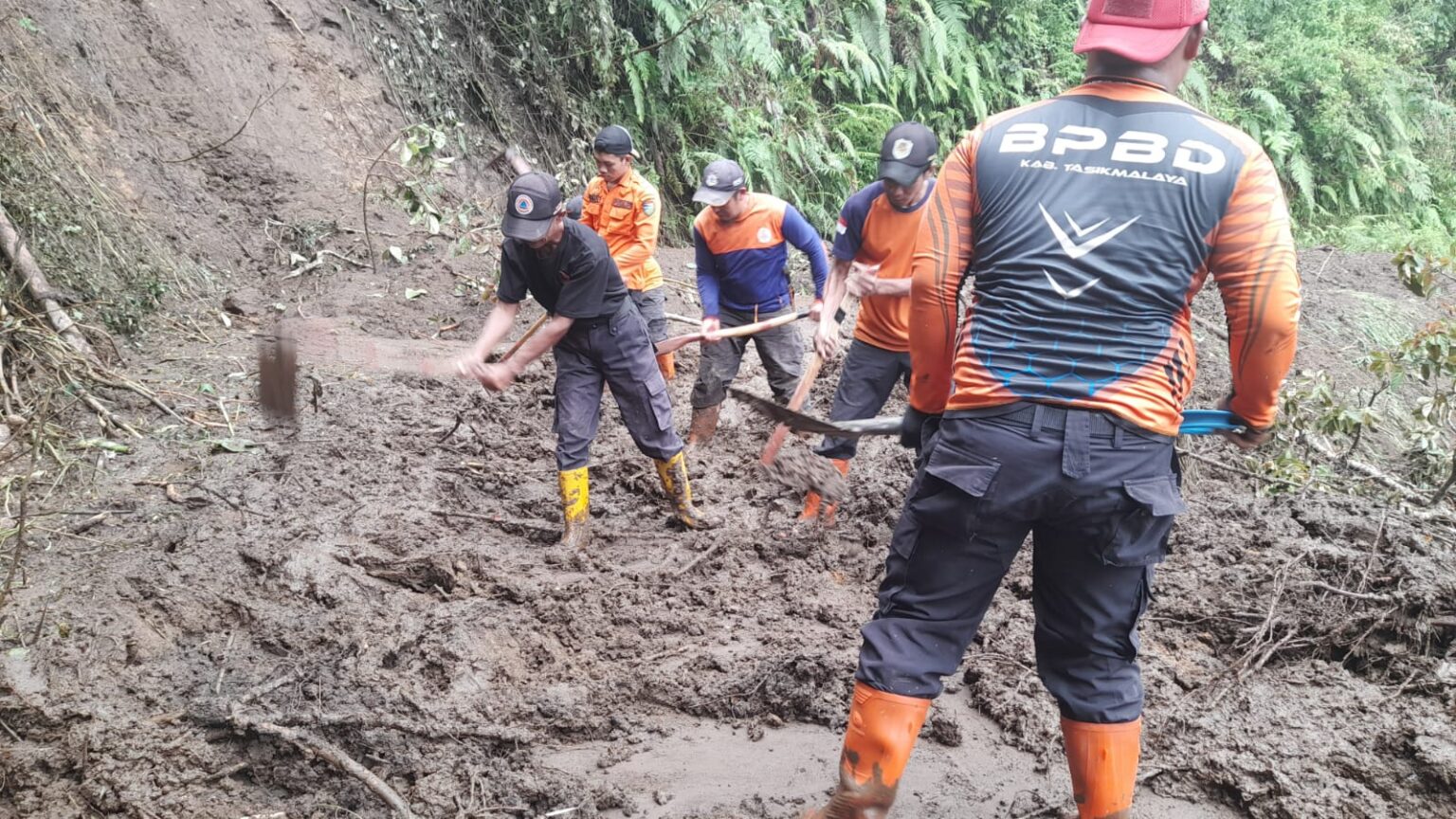 Evakuasi Longsoran Jalan Parentas Baru Satu Titik, Tinggal Besok Dua ...