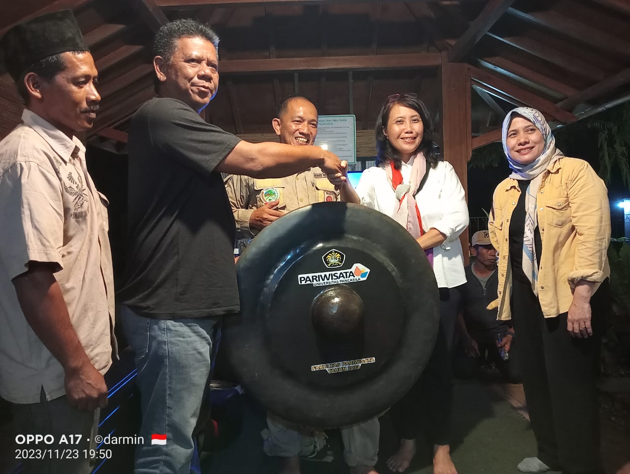 SUMEDANG: Tanji Putra Mandiri Group Terima Bantuan Alat Kesenian dari Fakultas Pariwisata ...