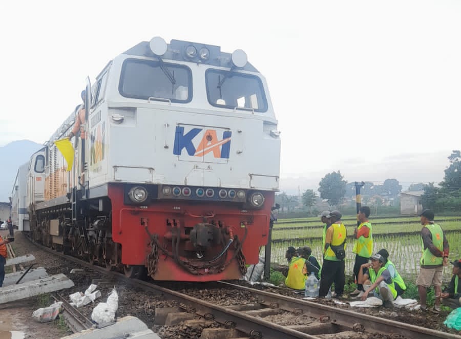 Perjalanan Kereta Kembali Normal, Evakuasi KA Turangga dan Commuterline ...