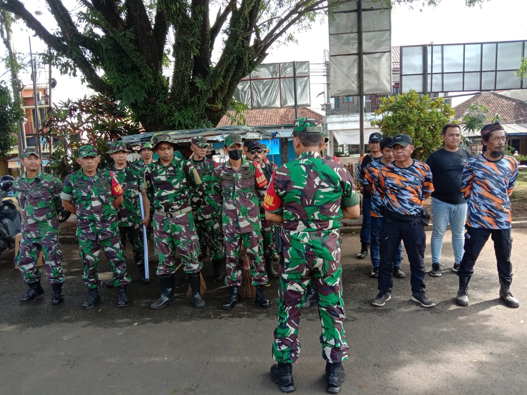 Letda Inf. Sutisna Pimpin Kegiatan Karya Bakti di Pasar Situraja | KAPOL.ID