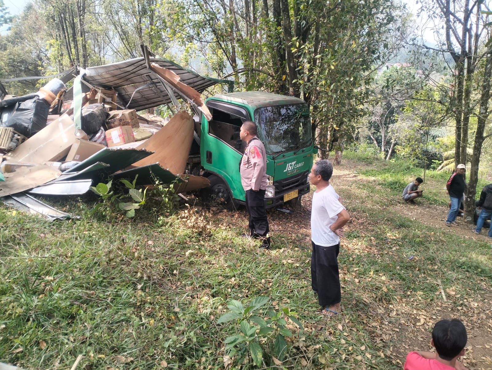 Truk Kurir J&T Masuk Jurang di Jalan Raya Kadipaten | KAPOL.ID